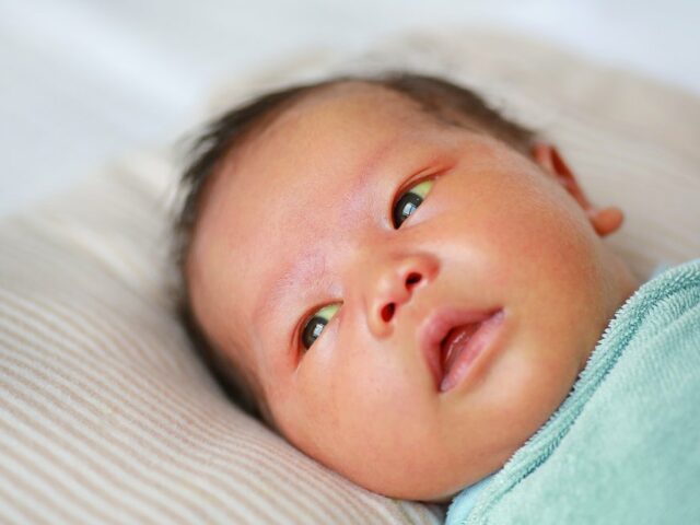 Skrining Pendengaran dan Penglihatan pada Bayi Baru Lahir - Parentalk.id