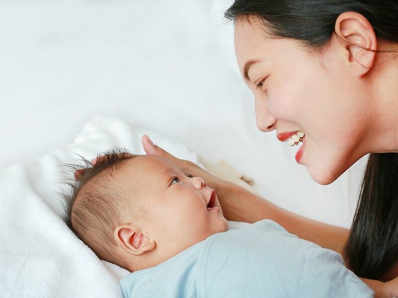 Skrining Pendengaran dan Penglihatan pada Bayi Baru Lahir - Parentalk.id Skrining Pendengaran dan Penglihatan pada Bayi Baru Lahir - Parentalk.id
