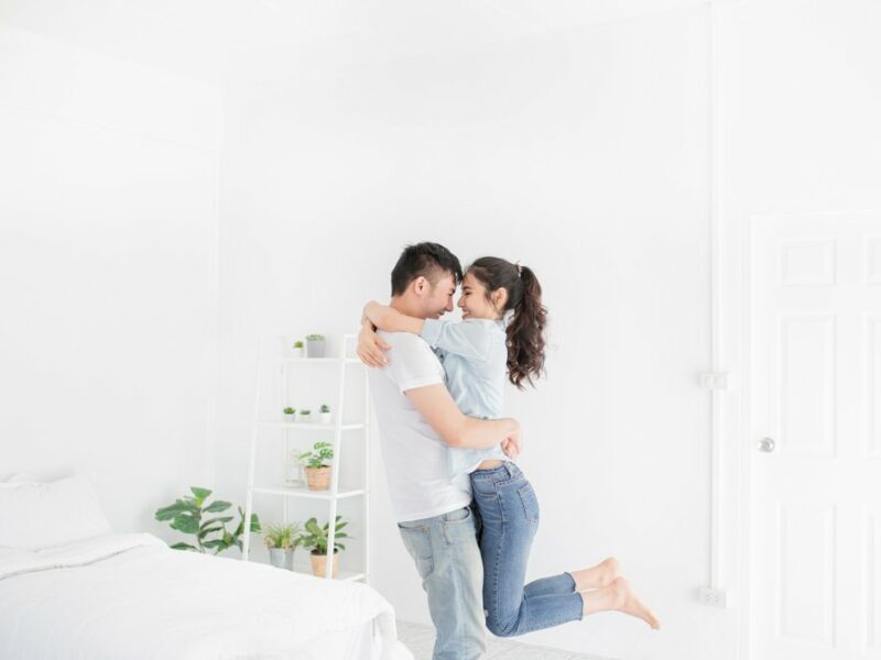 Posisi Cuddle Ternyaman dengan Pasangan - Parentalk.id
